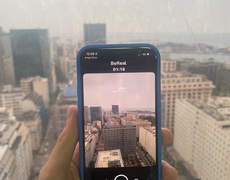 BeReal surge no Brasil para competir com instagram - Super Rádio Tupi