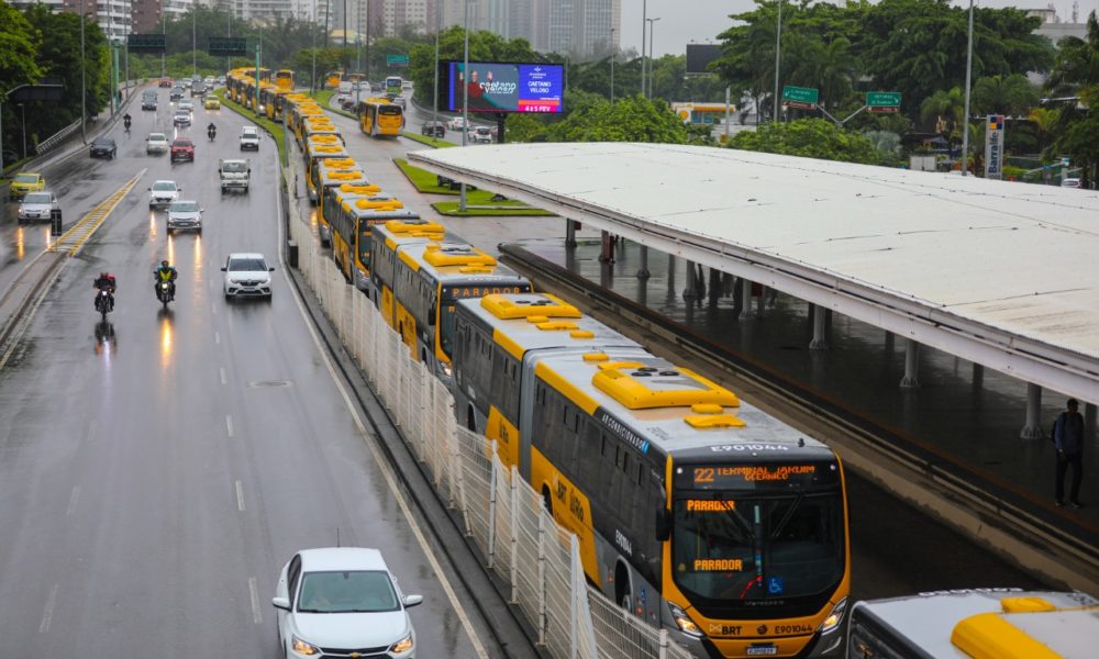 Novos ônibus do BRT entram em circulação em dia de muito movimento ...
