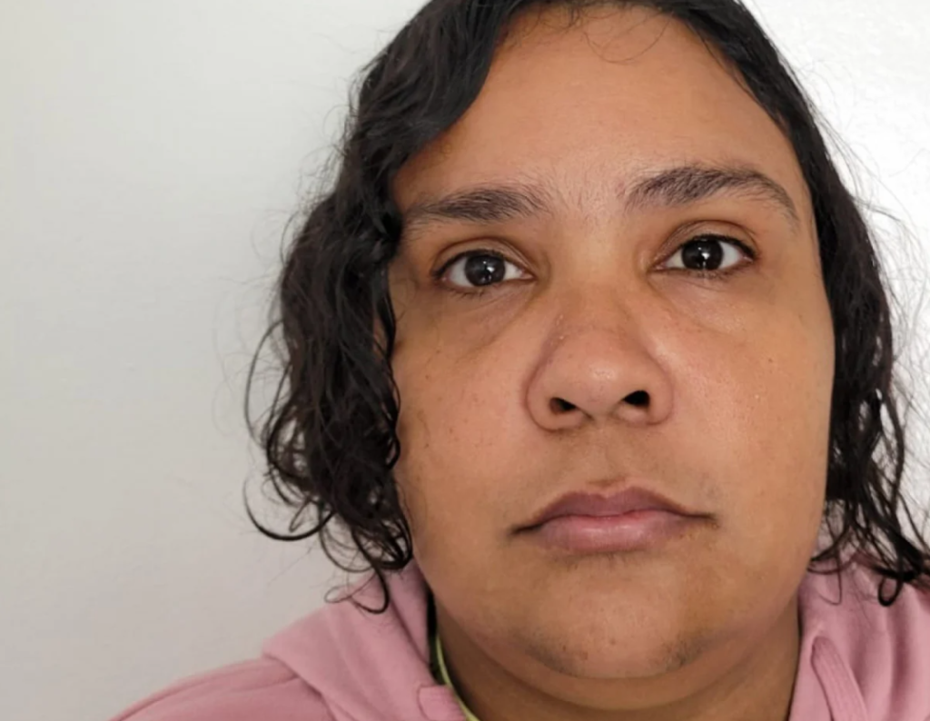 Justiça decide soltar mulher que fingia ser criança com autismo para ...