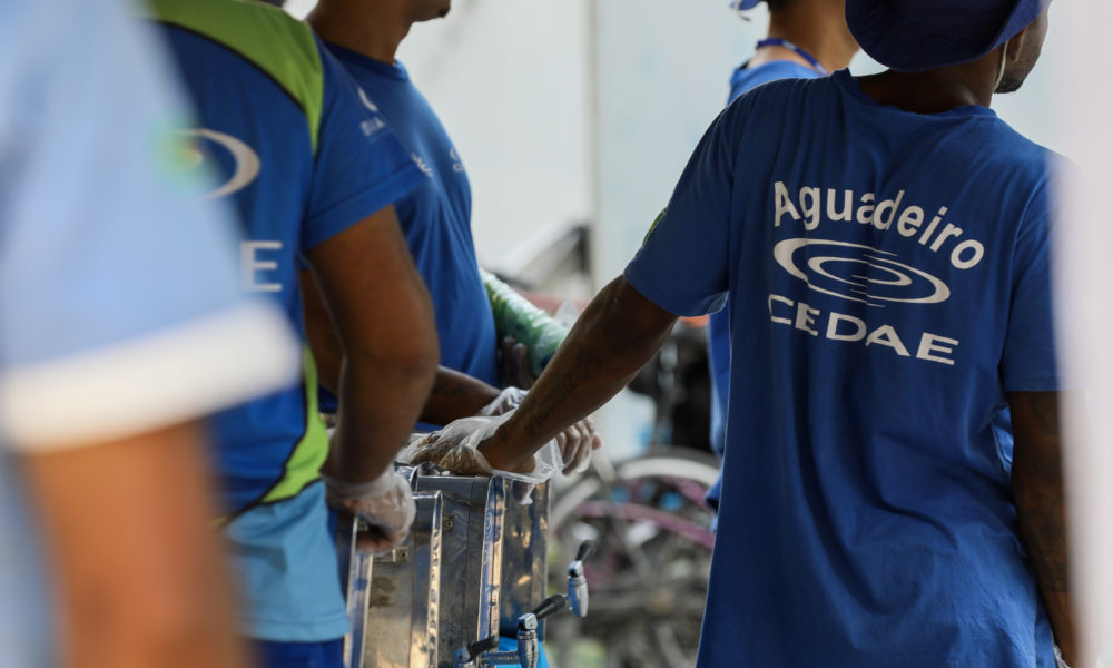 Cedae serve água gelada para a população no Centro do Rio - Super Rádio ...
