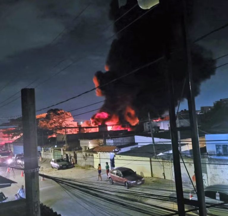 Ferro-velho pega fogo em São João de Meriti - Super Rádio Tupi