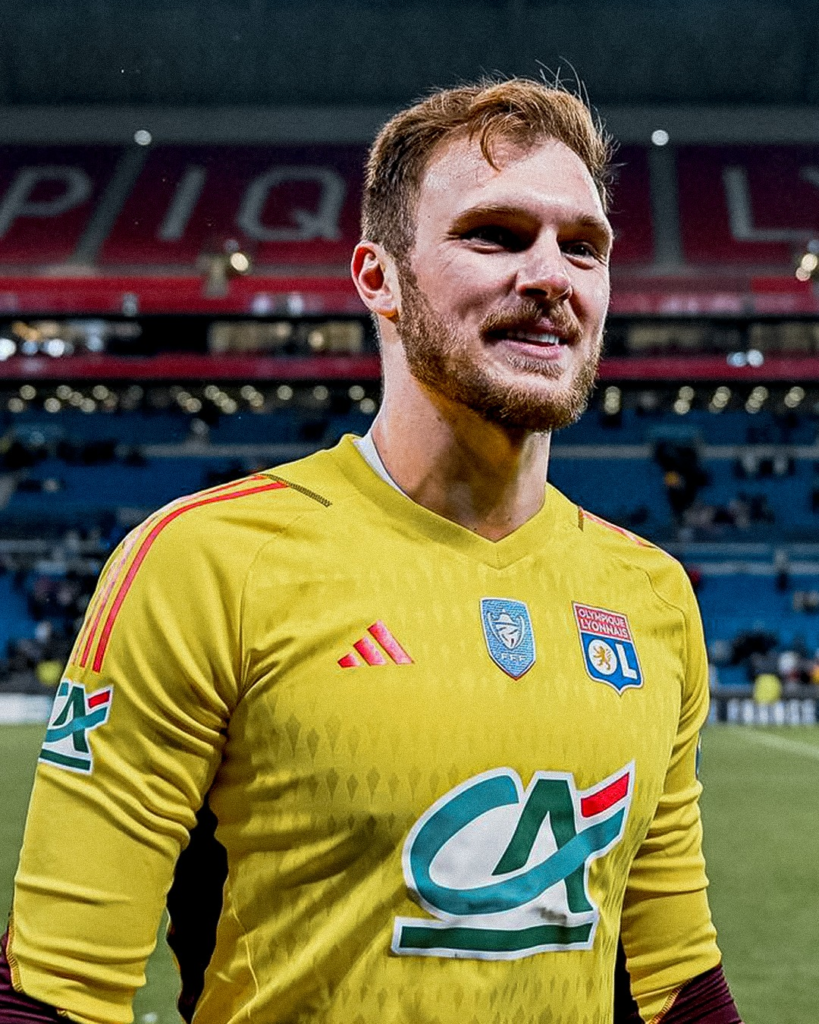 Lucas Perri brilha e garante classificação do Lyon na França