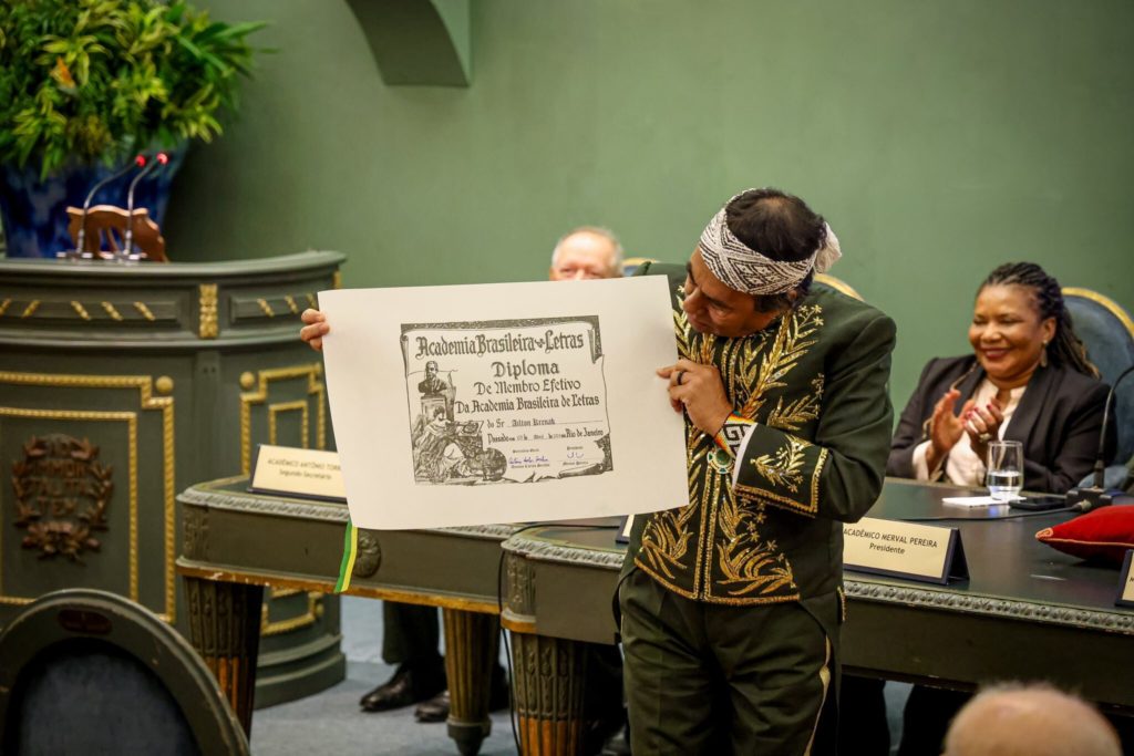 Ailton Krenak toma posse na Academia Brasileira de Letras - Super Rádio ...