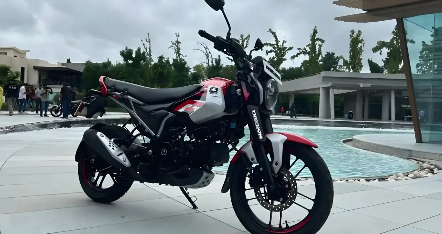 A moto mais econômica: conheça a Bajaj movida a GNV e Gasolina! - Super ...