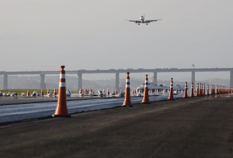 Santos Dumont: avião arremete para desviar de embarcação