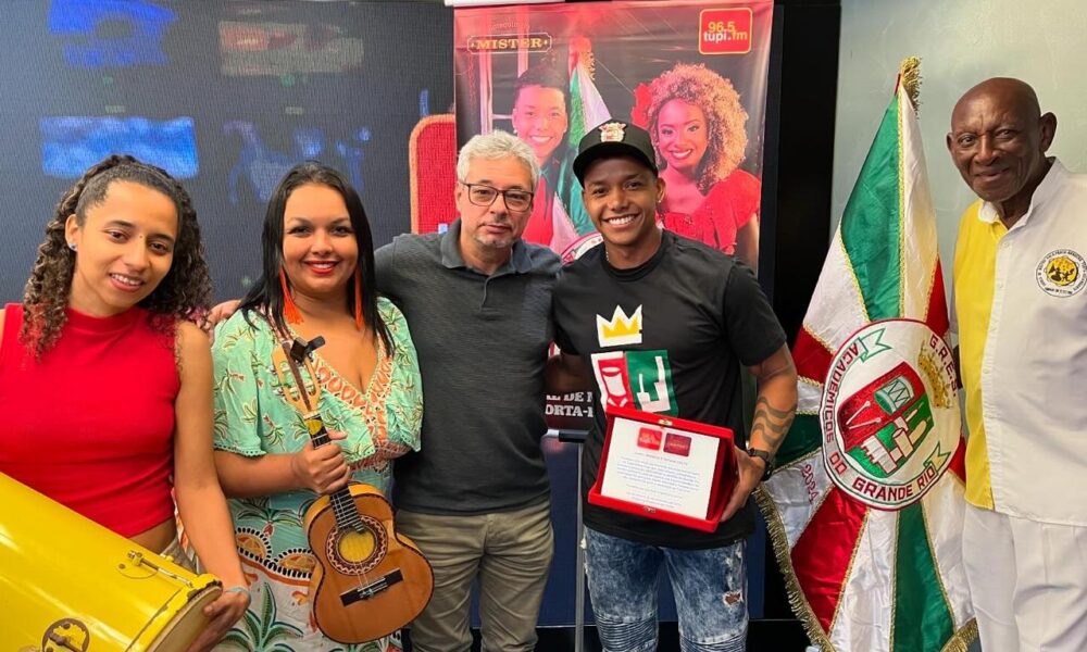 Primeiro casal de mestre-sala e porta-bandeira da Grande Rio recebe ...