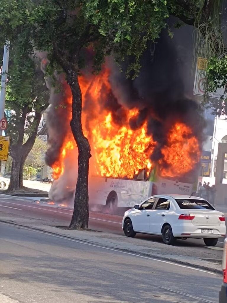 Incêndio atinge ônibus em frente à UERJ e assusta motoristas - Super ...