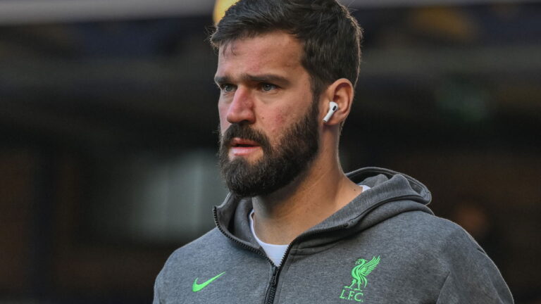 Alisson Becker responde às críticas após eliminação do Liverpool ...