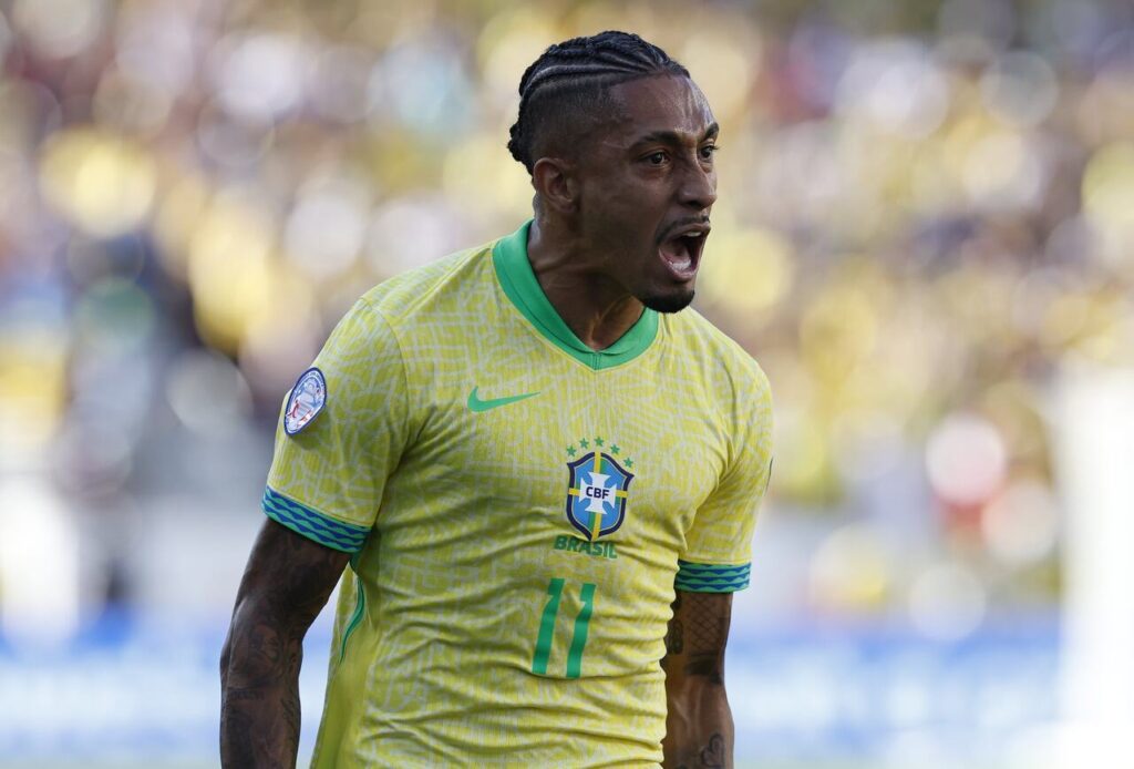 Familiar de Raphinha rebate Vampeta após fala sobre vida pessoal do ...