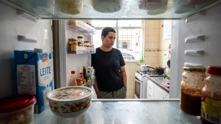 A psicologia afirma que quem fica abrindo a geladeira sem estar com ...